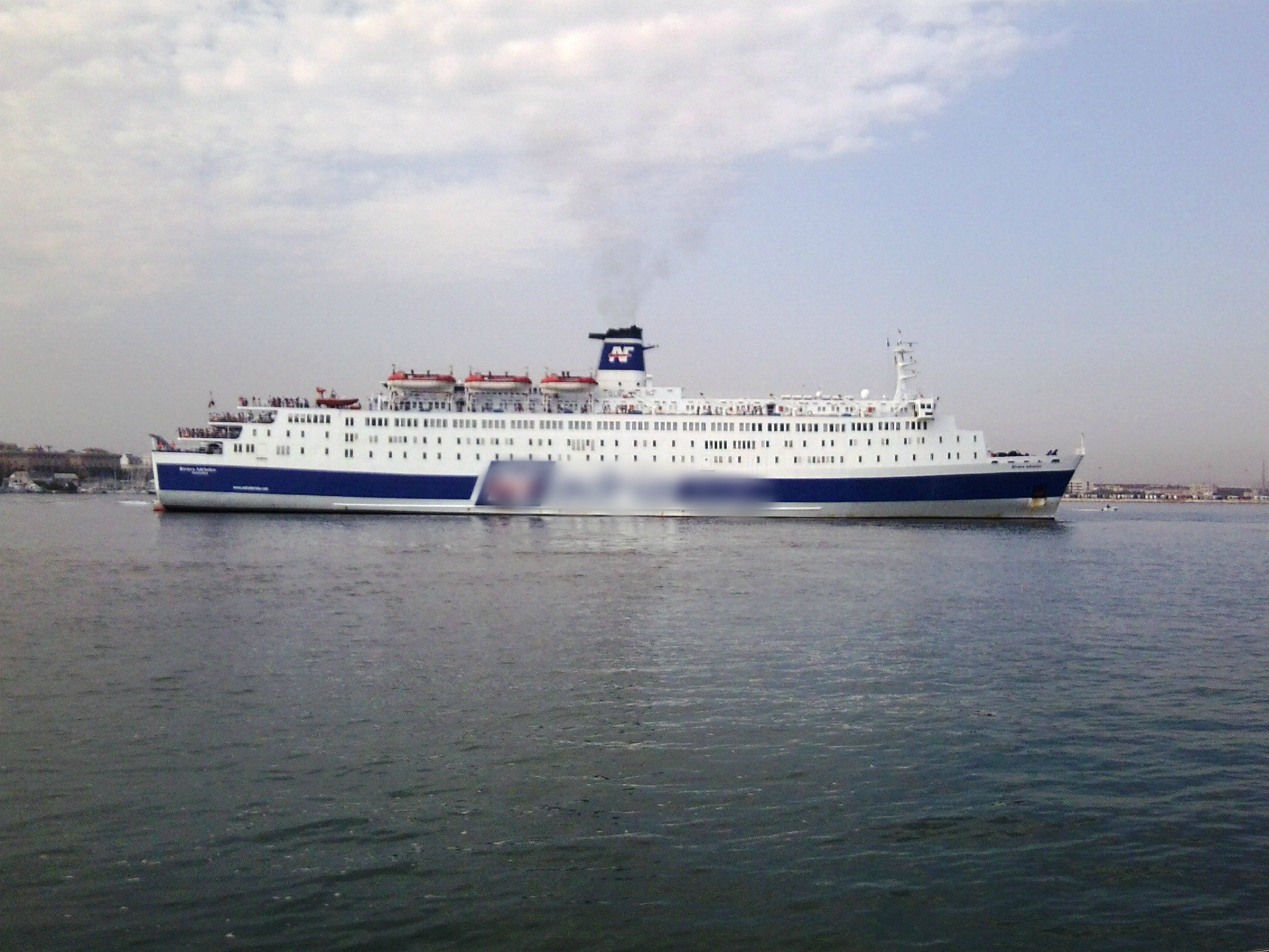 Mbërrijnë pas 36 orësh pasagjerët e tragetit Ancona-Durrës - Çfarë po ...