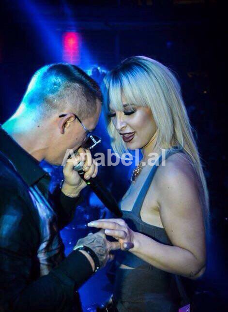 Tuna dhe Cozman ‘përkëdhelen’ publikisht - Showbiz dhe TV