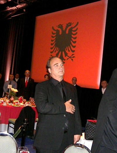 Jim Belushi kujton kohën kur vizitoi Shqipërinë: ‘I dua rrënjët e mia ...