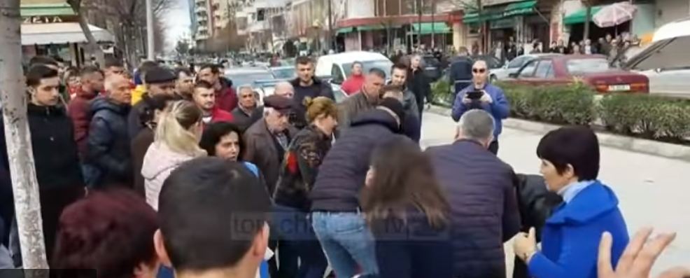 Përsëritet situata kaotike në shkollë: Mbi 30 nxënës në spital! - Shqipëria Përsëritet situata kaotike në shkollë: Mbi 30 nxënës në spital! - Shqipëria