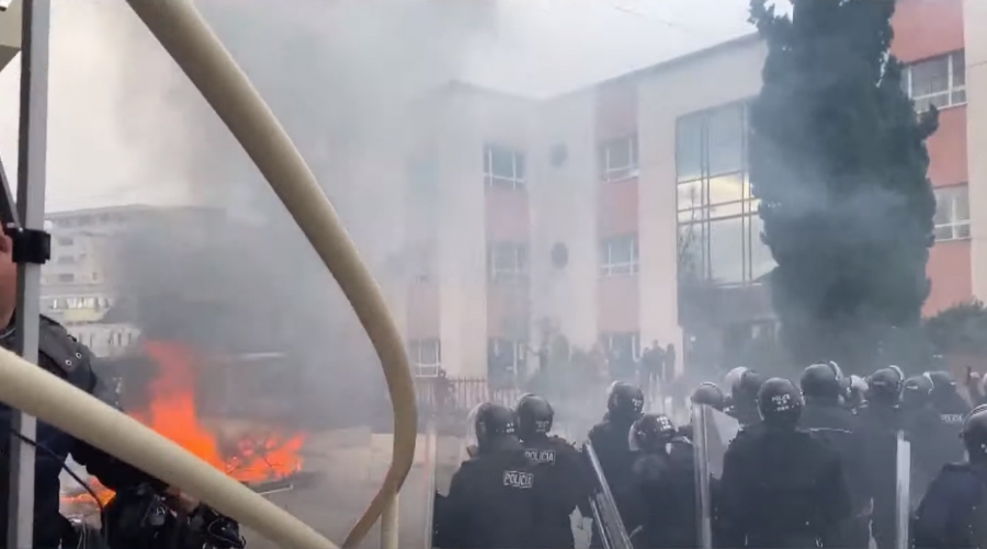 Situatë e tensionuar në Shkodër: Sulmohet selia e PS-së, ndërhyn FNSH ...