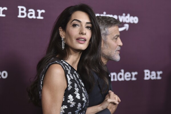 Për ju që s’jeni gati për xhinset e ngushta: Amal Clooney veshi modelin ... Për ju që s’jeni gati për xhinset e ngushta: Amal Clooney veshi modelin ...